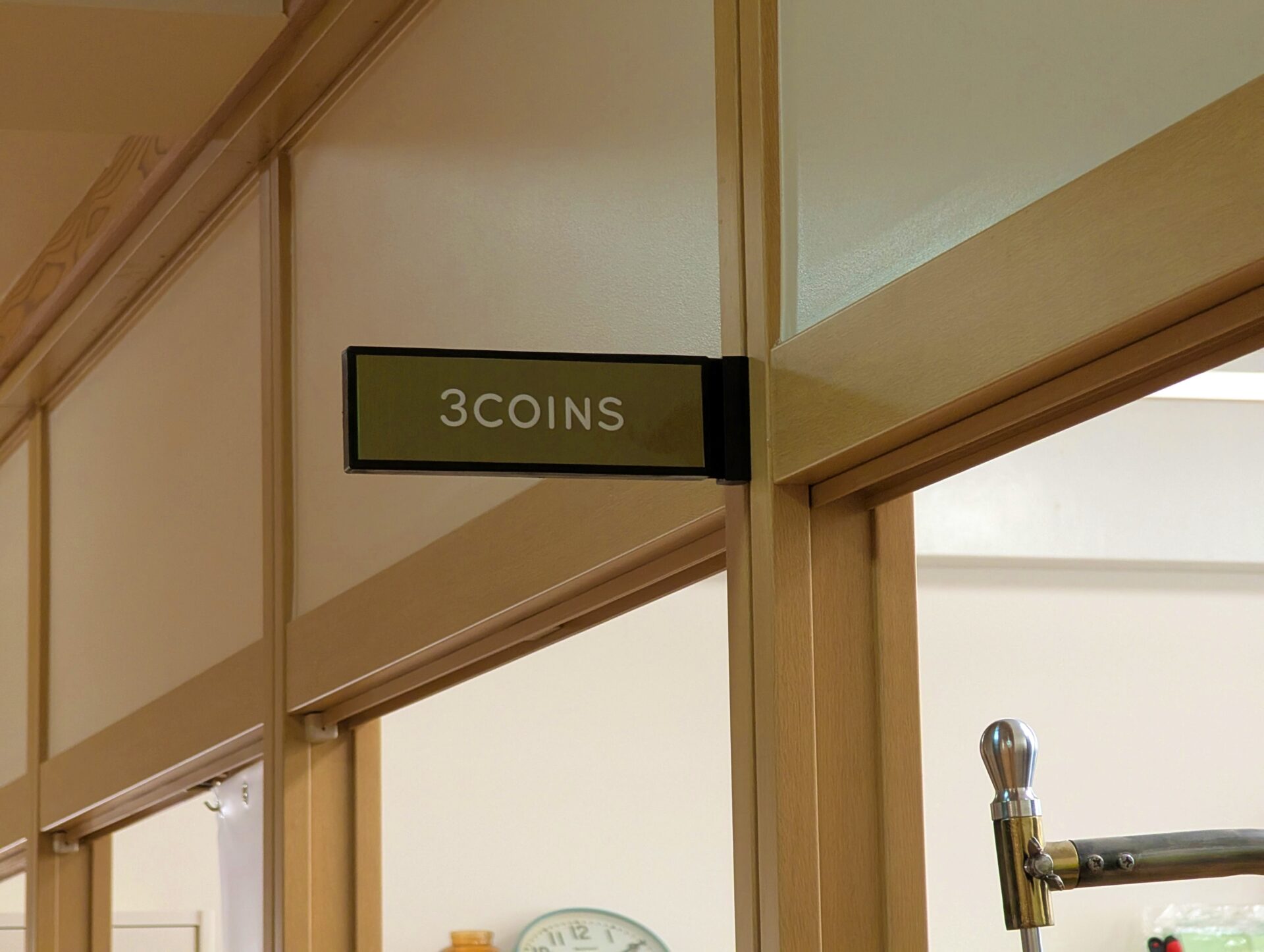 3COINS TUDUKU STORE—KITOに佇む、未来へ「つづく」新しいスリコ！廃校什器や古着も活かす、サステナブルな雑貨店 | オーサカレッド